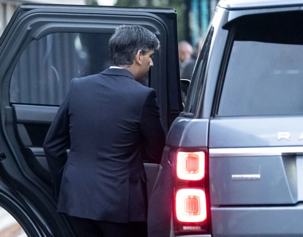 Sunak dimite como líder del Partido Conservador tras la debacle